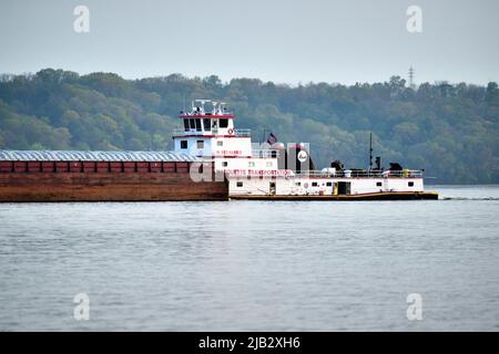 Tug boat pushing multiple barges on the Tennessee River near Savannah ...