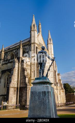 Statue of WW1 Rifleman, King's Royal Rifle Corps Memorial, Winchester ...