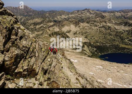 Ascenso al pico Néouvielle, 3091 metros, Parque Natural de Neouvielle ...