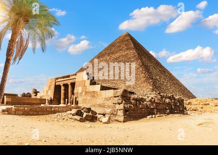 The mortuary temple at the entrance to the Great Pyramid of Khufu ...