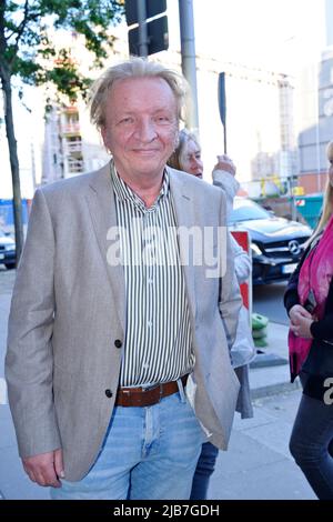 Bernd Roloff bei der Vernissage zu der Ausstellung Kiezromantik und ...