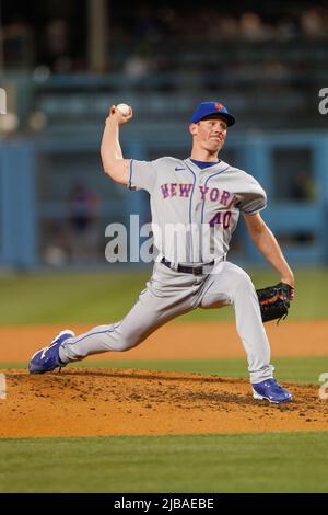 New York Mets pitcher Chris Bassitt (40) warms up in the bullpen before ...