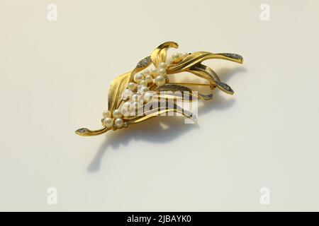 Flower brooch pin vintage costume jewelry fashion accessory woman ...