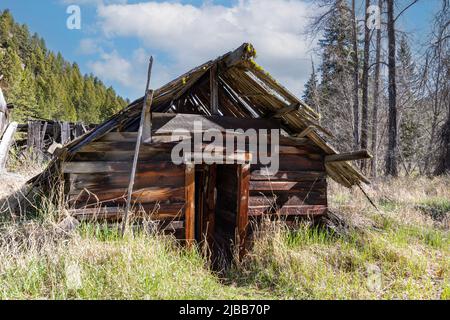 Bodie, WA - USA - 05-11-2022: One of the last home in this old ghost ...