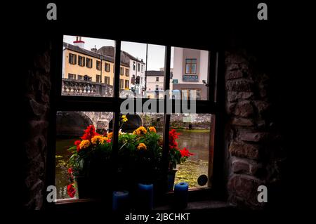 Boyle River and arched stone bridge in Boyle, Ireland Stock Photo - Alamy