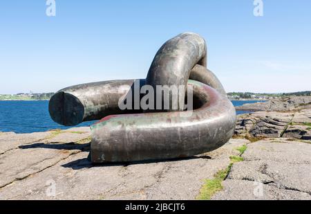 The Broken chain monument, in memory of offshore workers that died ...