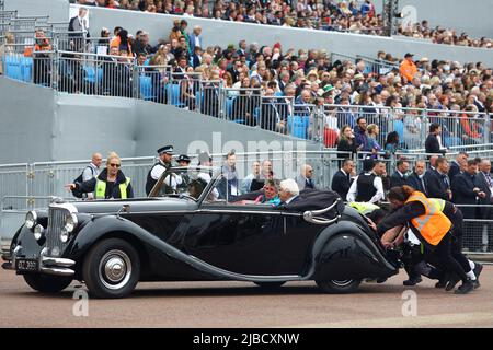 The car carrying Bake Off judge Pru Leith is pushed after it broke down ...