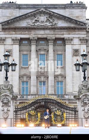Ed Sheeran, Queen Elizabeth II and Kylie Minogue Backstage at the ...