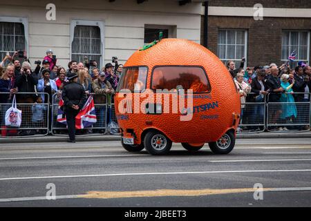 Outspan Orange car at the Queen's Platinum Jubilee Pageant parade in ...