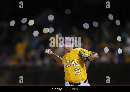 LSU pitcher Bryce Collins (21) throws during the fifth inning of Game 2 ...