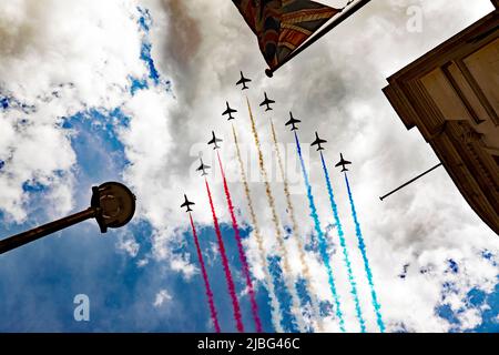 The Red arrows fly in formation over Trafalgar Square, as the final ...
