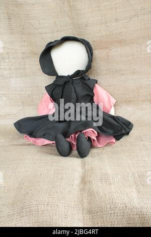 Amish dolls, traditional faceless Amish dolls in traditional clothing ...