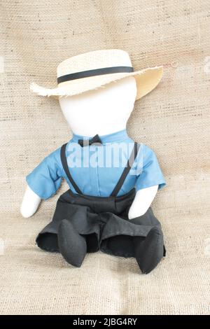 Amish dolls, traditional faceless Amish dolls in traditional clothing ...