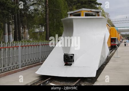 Russian train Taran / Таран to clean railway tracks from snow ...