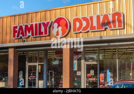 Family Dollar storefront Stock Photo - Alamy