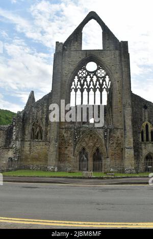 Tintern Abbey next to the River Wye Stock Photo - Alamy