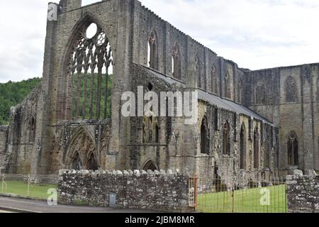 Tintern Abbey next to the River Wye Stock Photo - Alamy