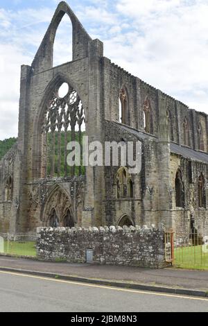 Tintern Abbey next to the River Wye Stock Photo - Alamy