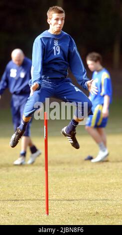 PORTSMOUTH TRAINING 23-03-06 WAYNE ROUTLEDGE WATCHES PEDRO MENDES'S ...
