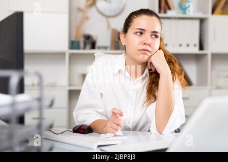 Portrait of distressed female office worker Stock Photo - Alamy