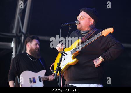 Thom Rylance, lead singer of The Lottery Winners performing at Wychwood ...