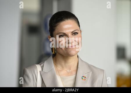 Crown Princess Victoria visits ABB E-Mobility Innovation Lab in Delft ...