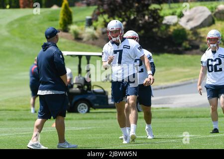 New England Patriots punter Jake Bailey (7) warms up during an NFL ...
