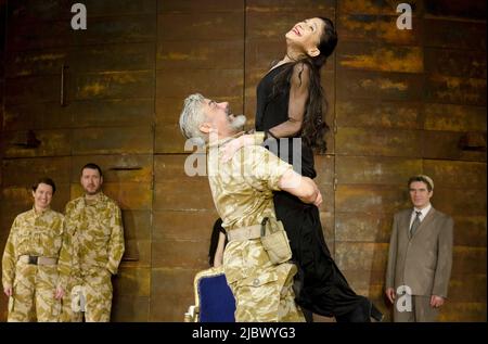 Kathryn Hunter (Cleopatra), Darrell D'Silva (Antony) in ANTONY AND ...