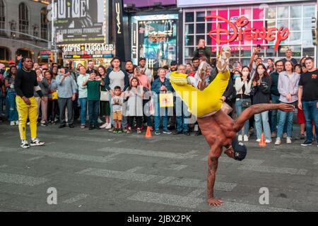 Street dance in times square Stock Photo - Alamy