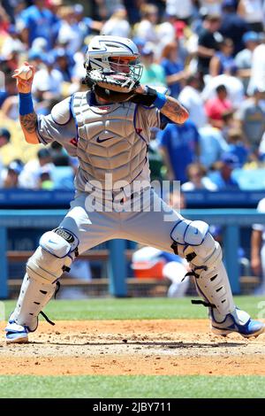New York Mets catcher Tomás Nido (3) throws down to second base during ...
