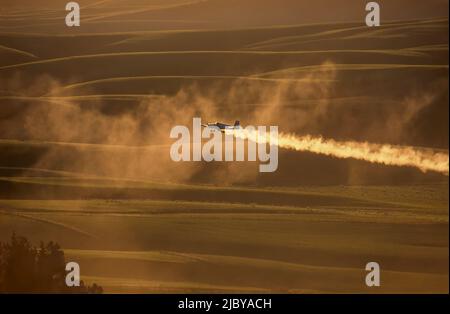 Small plane topdressing farmland Stock Photo - Alamy