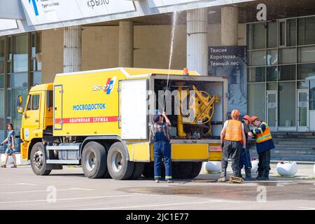 A man sprays a wall of a building from a balloon Stock Photo - Alamy