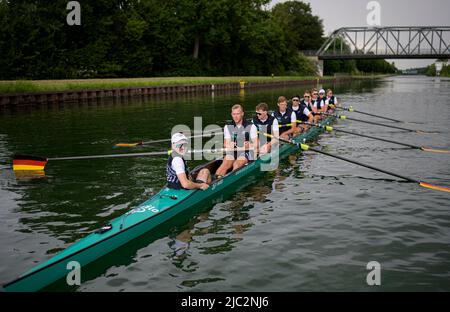 left to right helmsman Jonas WIESEN, Mattes SCHOENHERR (SchÃ¶nherr ...