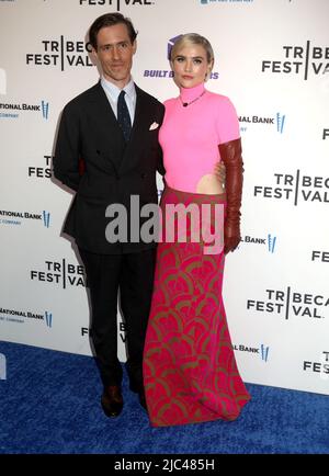 (L-R) Julian Brink and Maddie Hasson Stock Photo - Alamy