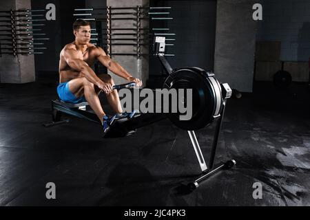 Bodybuilder working on his legs with weight machine at the gym Stock ...