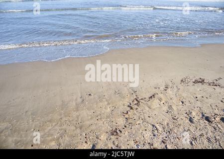 Summer sand beach and seashore waves background. Defocused holiday ...