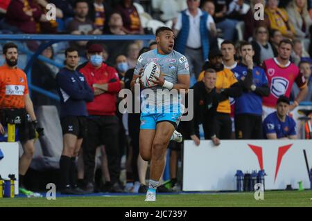 David Fusitu’a #2 of Leeds Rhinos breaks away early in the first half ...
