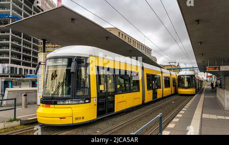 gelbe Strassenbahn im Berliner Strassenverkehr Stock Photo - Alamy