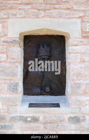 Memorial to Richard Booth the King of Hay founder of Booths secondhand ...