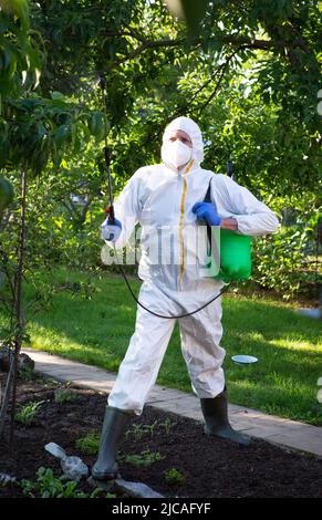 Exterminator Worker Spraying Insecticide Chemical Stock Photo - Alamy