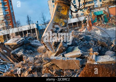 Crusher destroys reinforced concrete at demolition site Stock Photo - Alamy