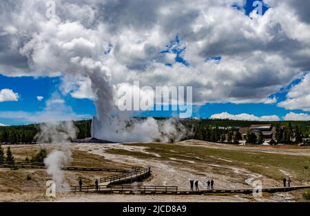 Geyser Old Faithful erupts in Yellowstone National Park in Wyoming, USA ...