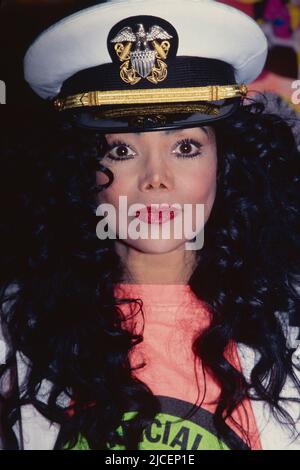 La Toya Jackson promoting Balzac Balloon Balls at Caldor in Pelham, NY ...