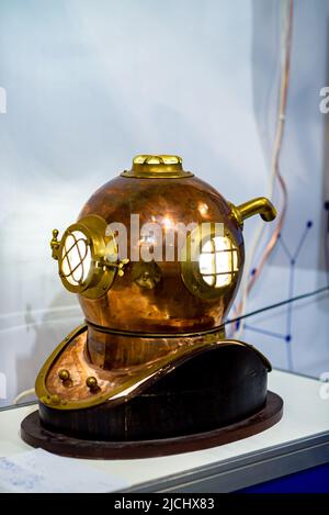 Diving retro copper colored helmet Stock Photo - Alamy