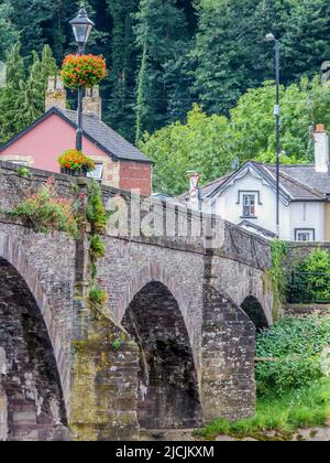 The red sandstone road bridge over the river Avon at Eckington wharf in ...