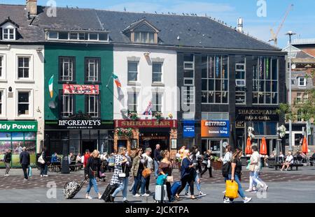 Alfresco bars in Williamson Square, Liverpool Stock Photo - Alamy