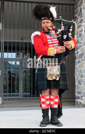 A piper of the 92nd (Gordon Highlanders) Regiment of Foot at the ...