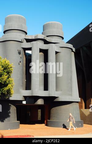 Chiat Day Building in Los Angeles by renowned architect Frank Gehry ...