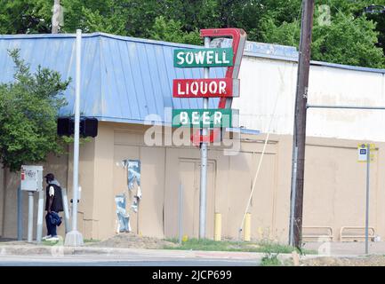 Sowell Liquor and Beer store in Dallas Texas Stock Photo - Alamy
