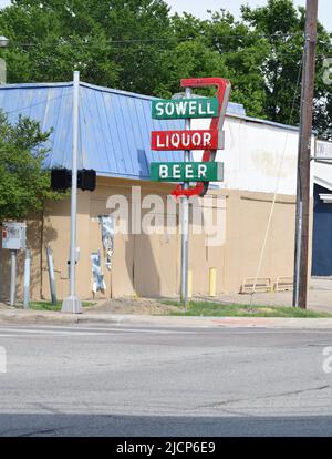 Sowell Liquor and Beer store in Dallas Texas Stock Photo - Alamy